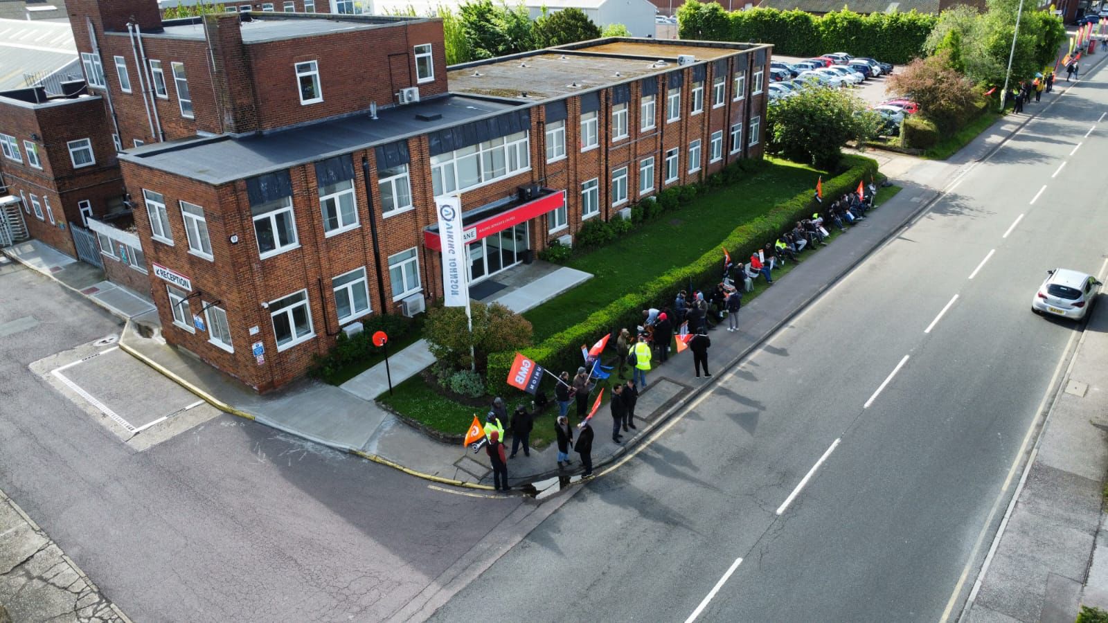 Engineering workers win new pay deal after 5 days of strike action ...